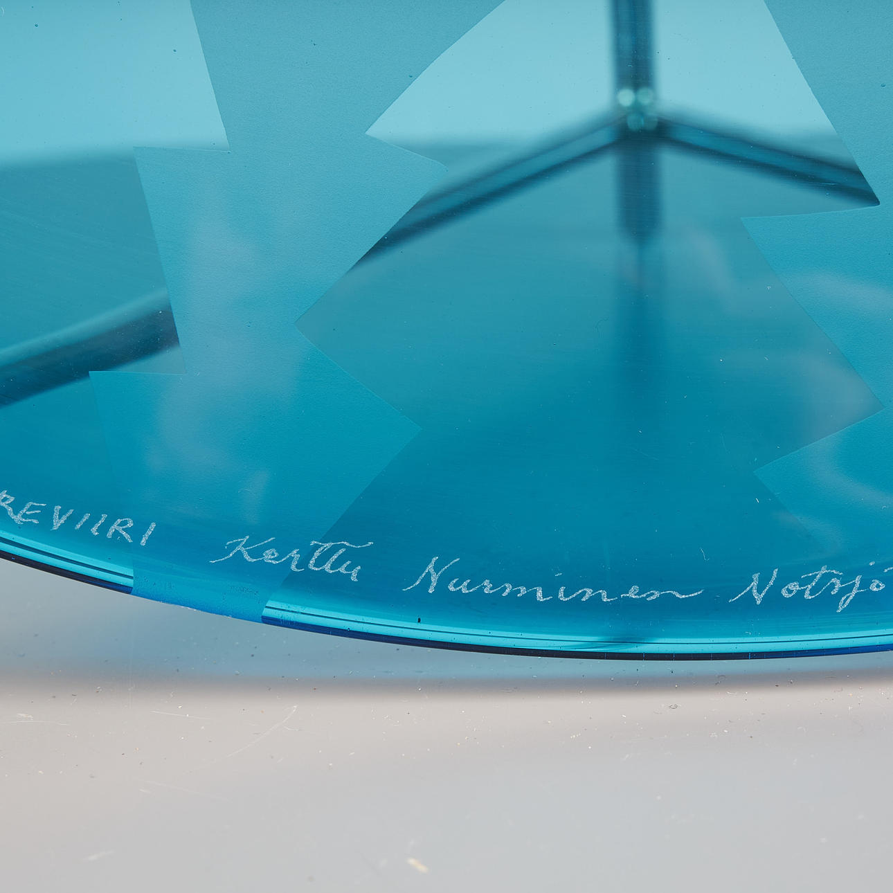 KERTTU NURMINEN. TAIDELASIVATI, signeerattu "REVIIRI", Kerttu Nurminen ...