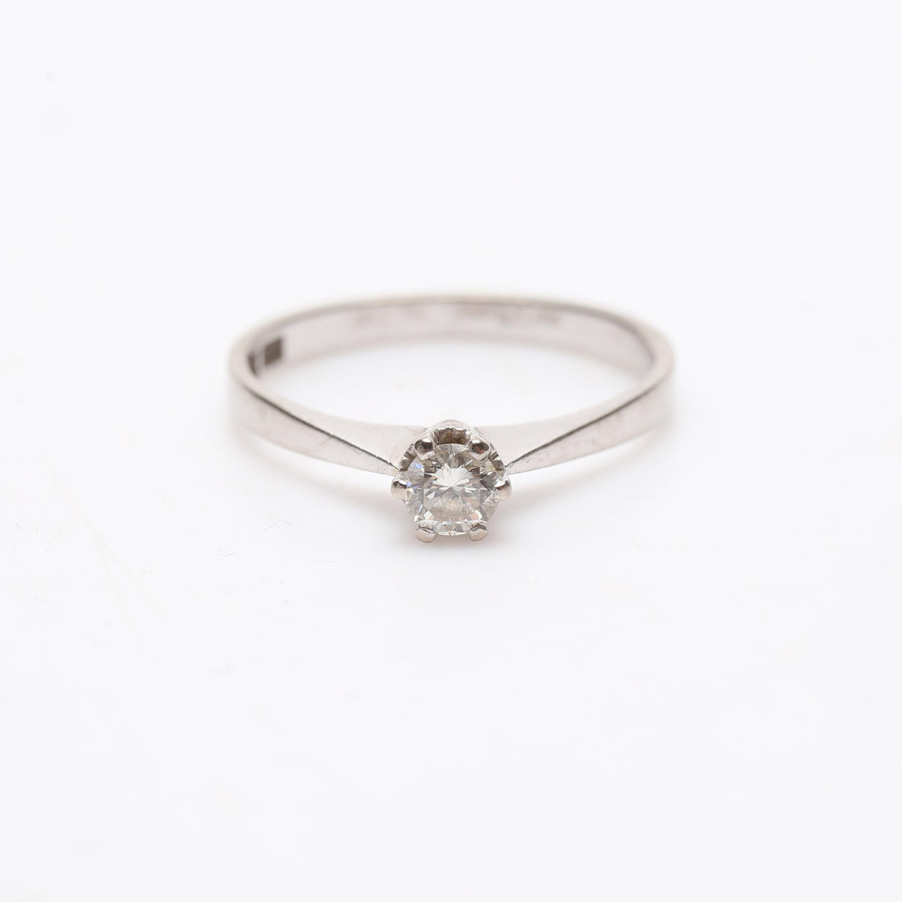 ENSTENSRING, vitguld, 18K med slipad diamant, total vikt ca. 3,5 gram ...