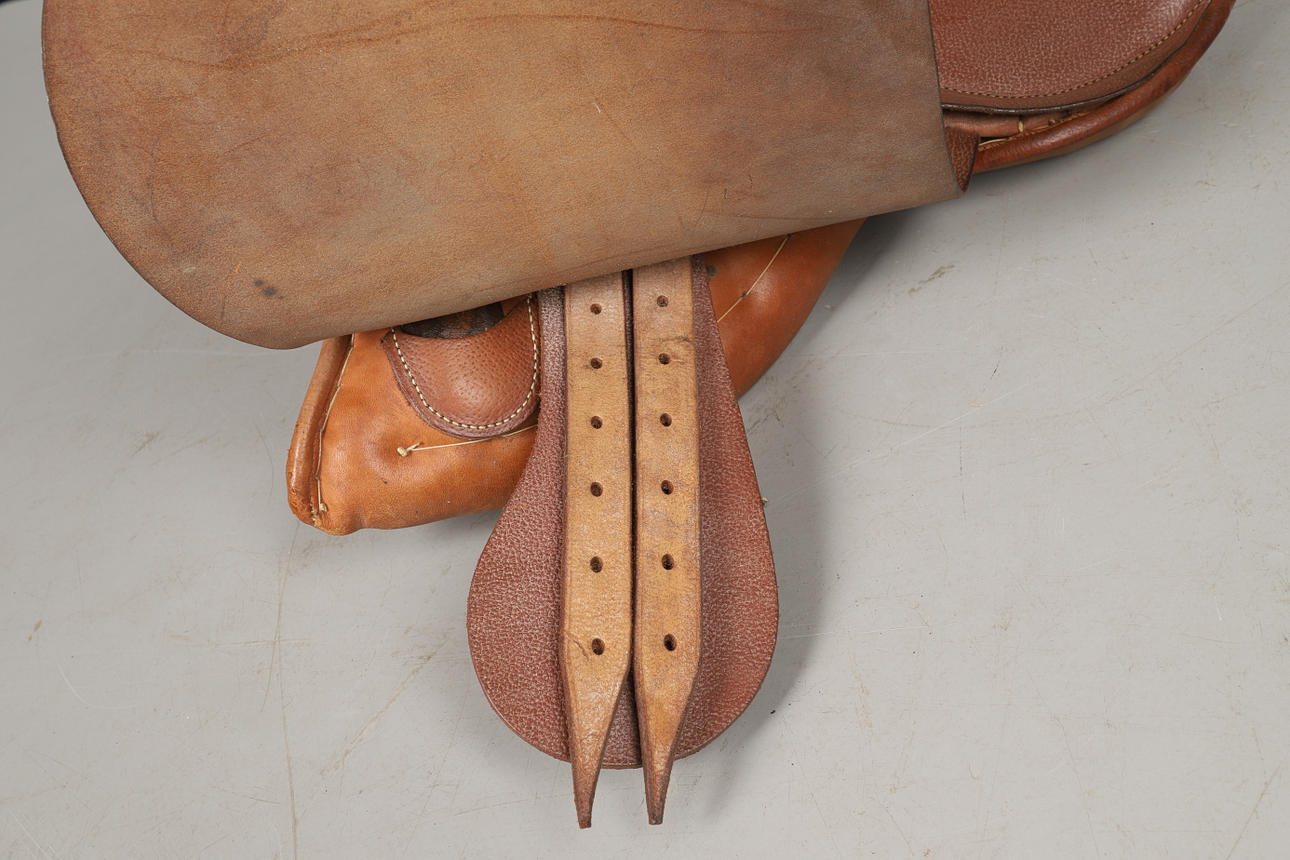 EN BRUN LÄDER PONNY SADEL. Allmoge - Verktyg & Redskap - Auctionet