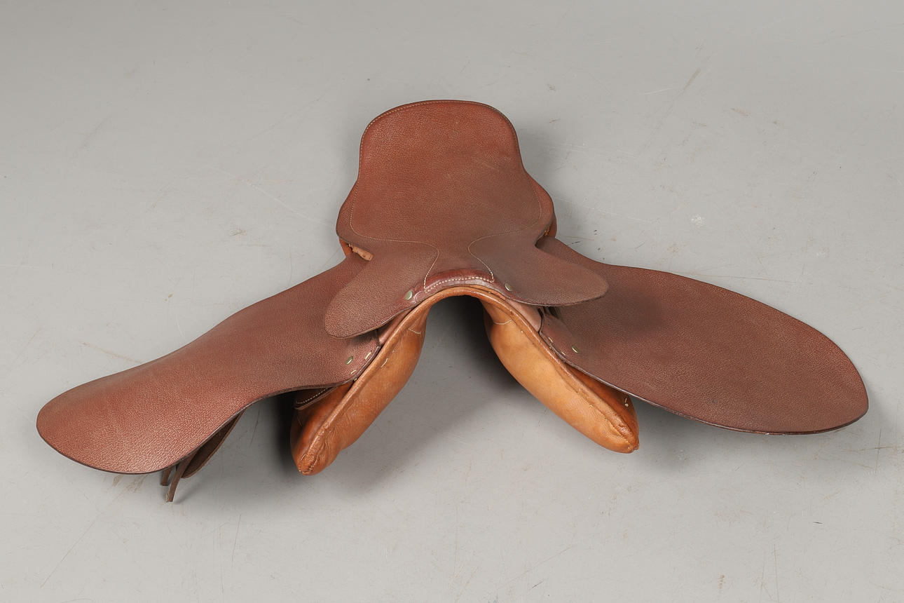 EN BRUN LÄDER PONNY SADEL. Allmoge - Verktyg & Redskap - Auctionet