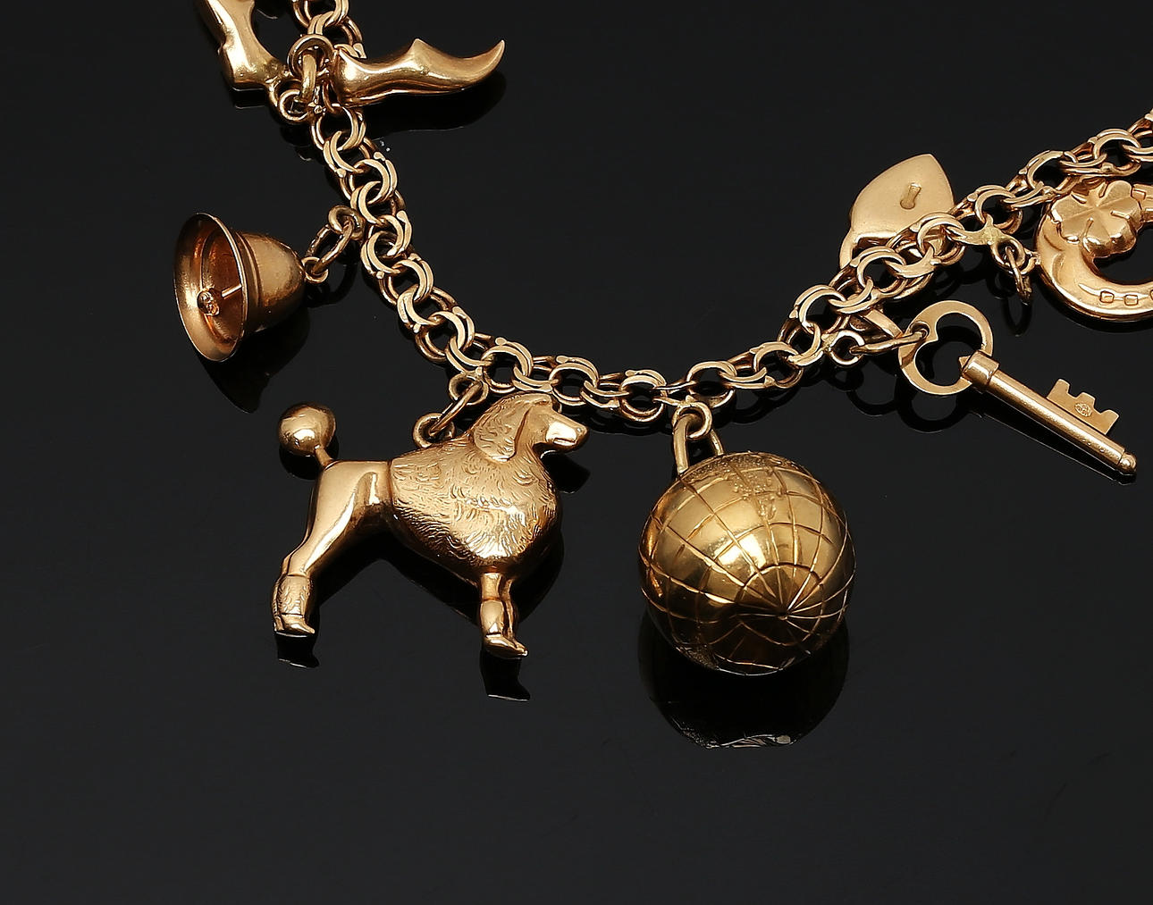 ARMBAND, med berlocker, guld 18K, mestadels svenska stämplar. Smycken ...