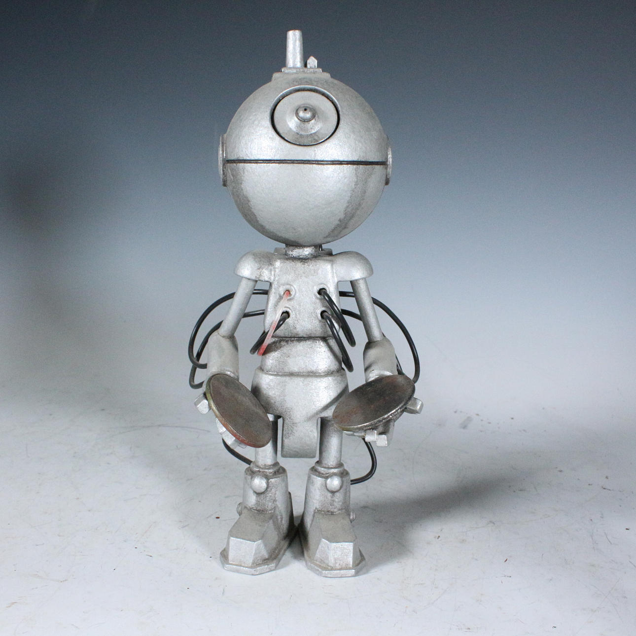 MARTIN SMIDA. studio. Grå Robot skulptur. Konst - Skulptur - Auctionet