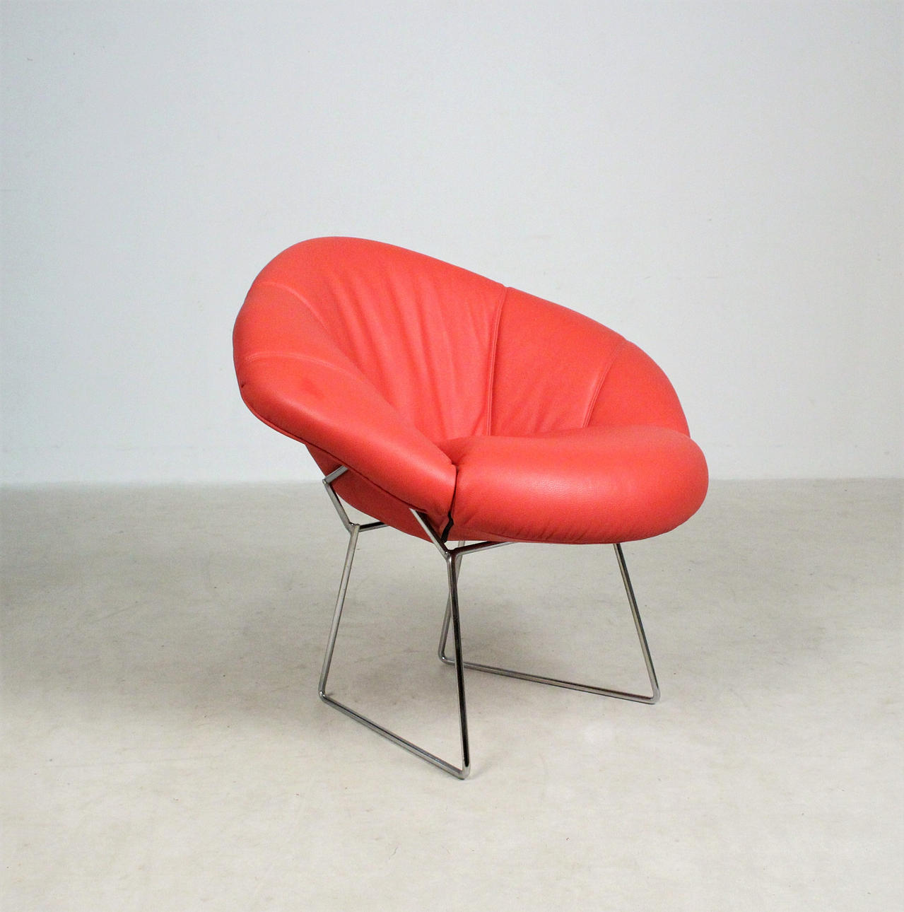 röd lounge stol. Möbler - Fåtöljer & Stolar - Auctionet