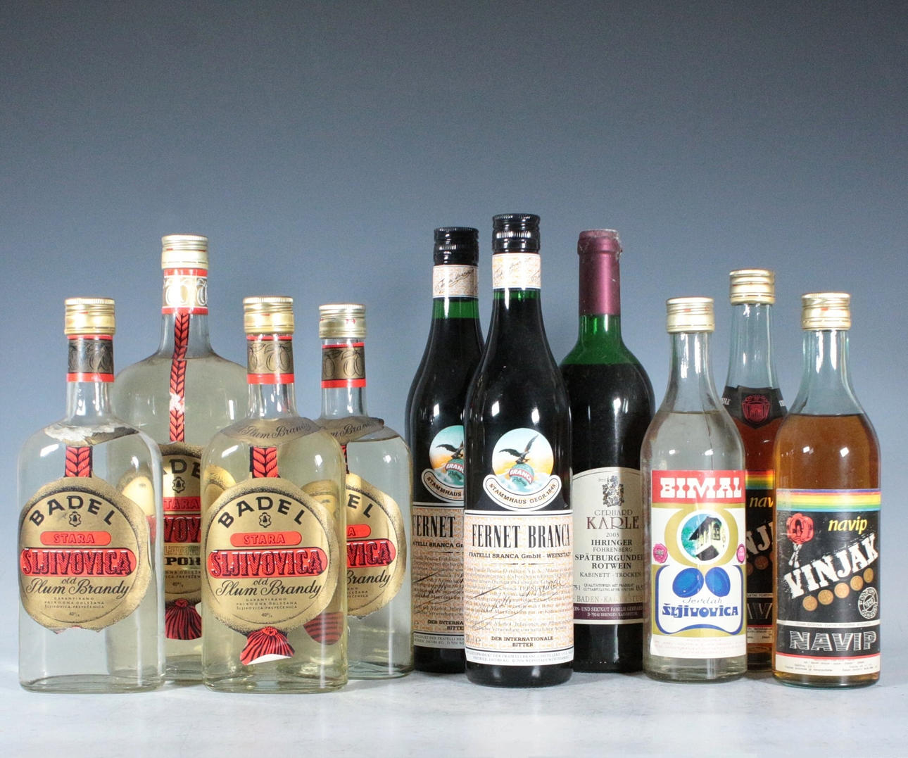 En samling sprit, inklusive Badel Sljivovica plommonbrandy och Navip ...