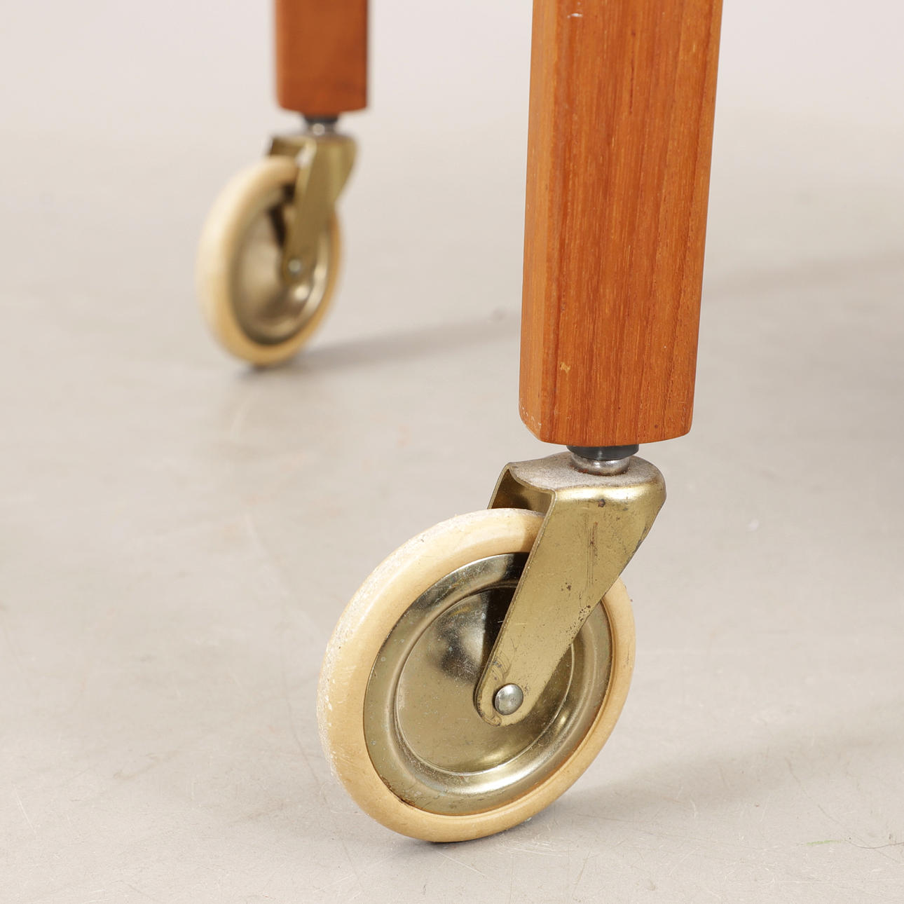 BRICKBORD PÅ HJUL, teak, 1950/60-tal. Möbler - Bord - Auctionet