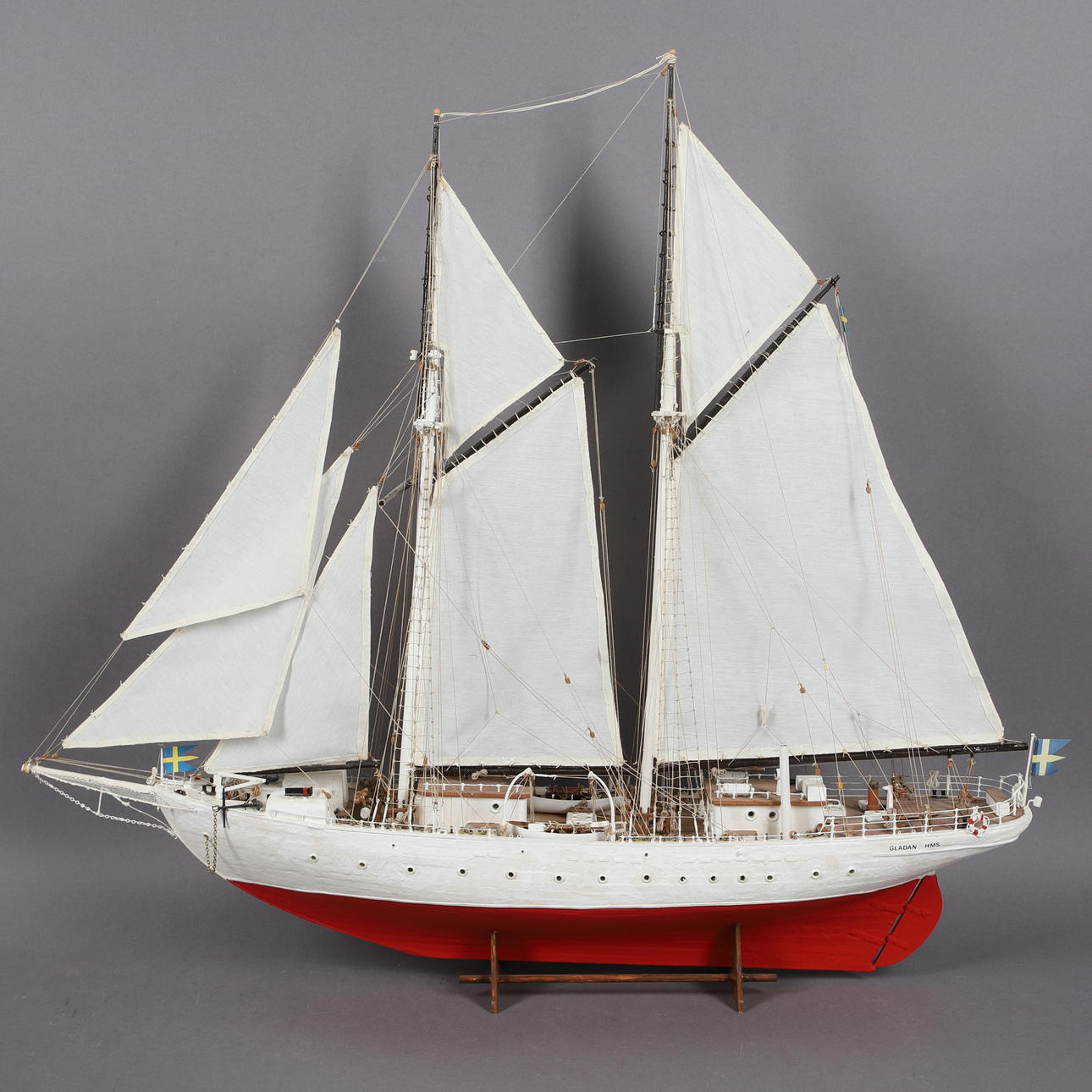 SKEPPSMODELL, "Gladan HMS", bemålat trä, 1900-tal. Samlarföremål ...