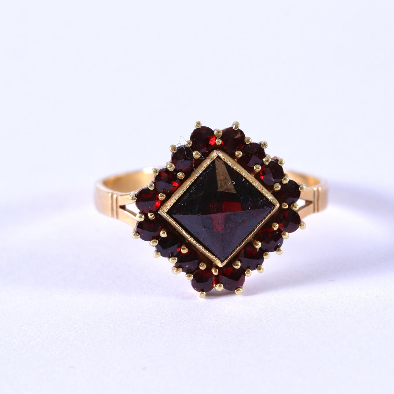 RING MED GRANATER, 18K. Smycken & Ädelstenar - Ringar - Auctionet