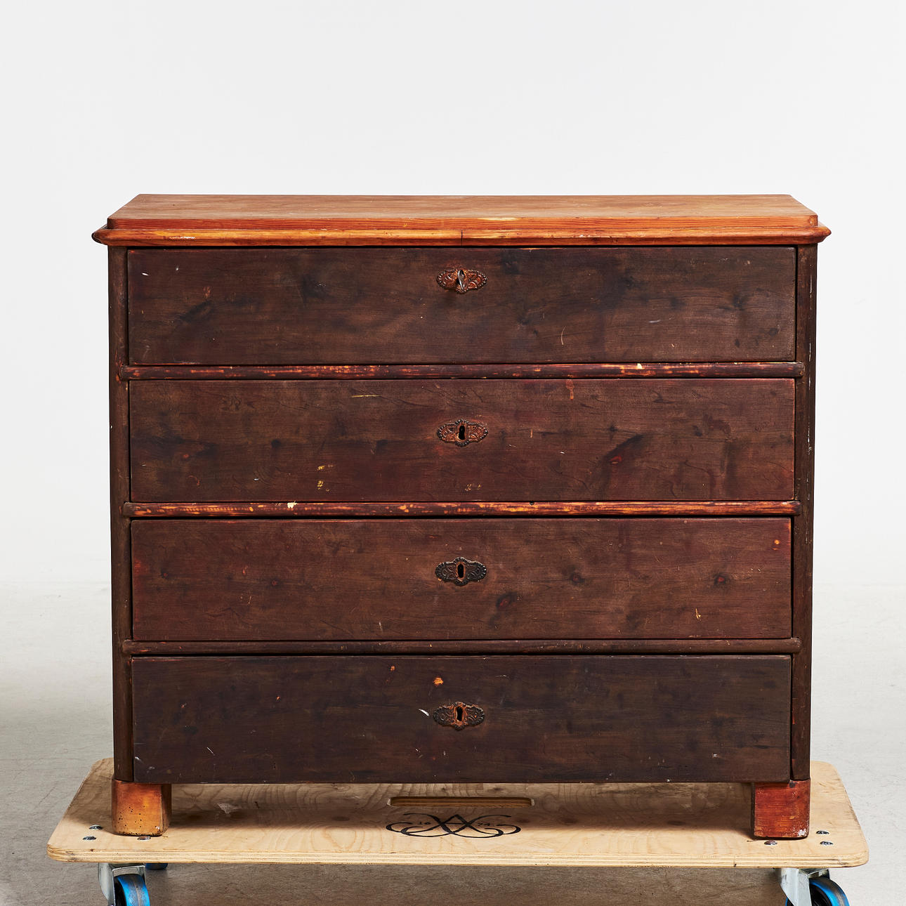 BYRÅ, 1800-tal, tre lådor, betsad furu, nyckelbrickor i läder. Möbler ...