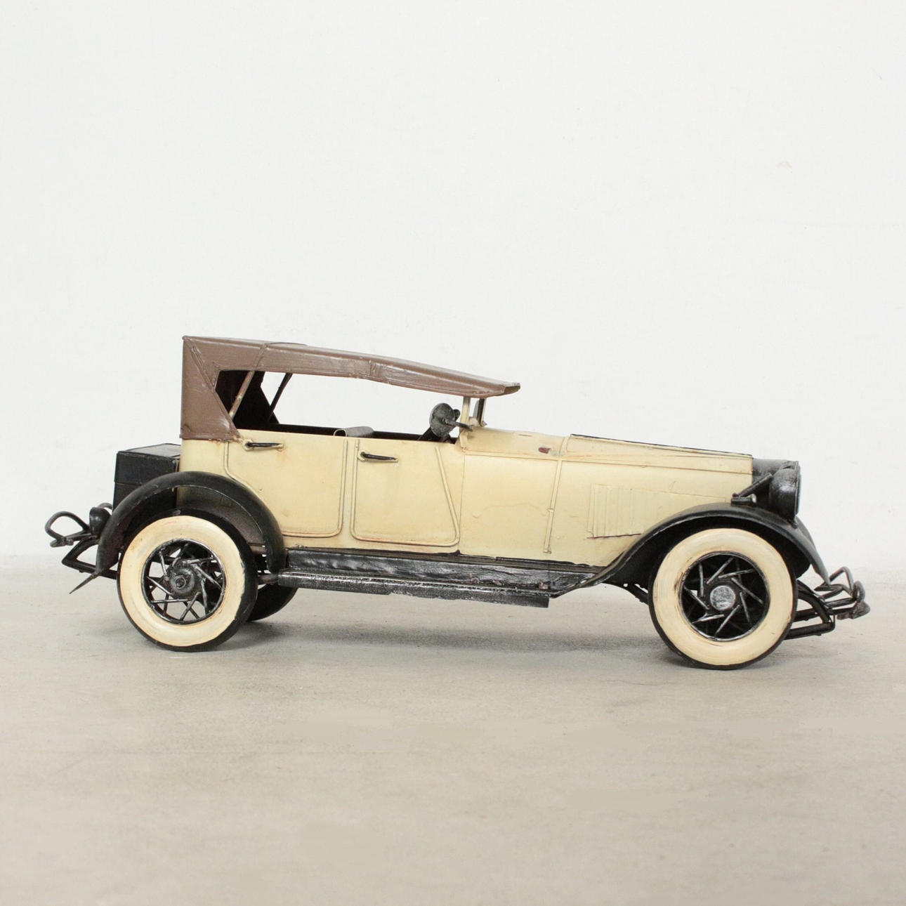 Bilmodell 'Oldtimer', plåt. Konst - Skulptur - Auctionet