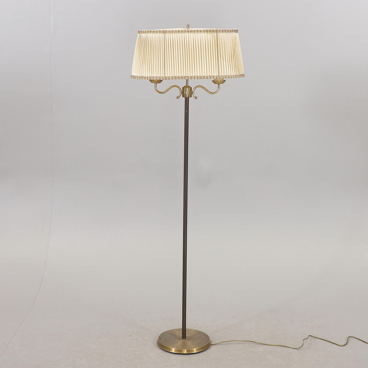 GOLVLAMPA, mässing, 1940-tal. Belysning & Lampor - Golvlampor - Auctionet