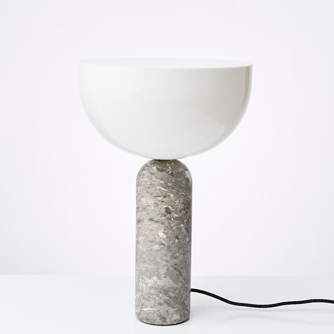 LARS TORNØE. "Kizu Table Lamp Large", för New Works, Samtida, fot i grå ...