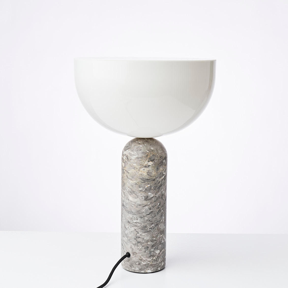 LARS TORNØE. "Kizu Table Lamp Large", för New Works, Samtida, fot i grå ...