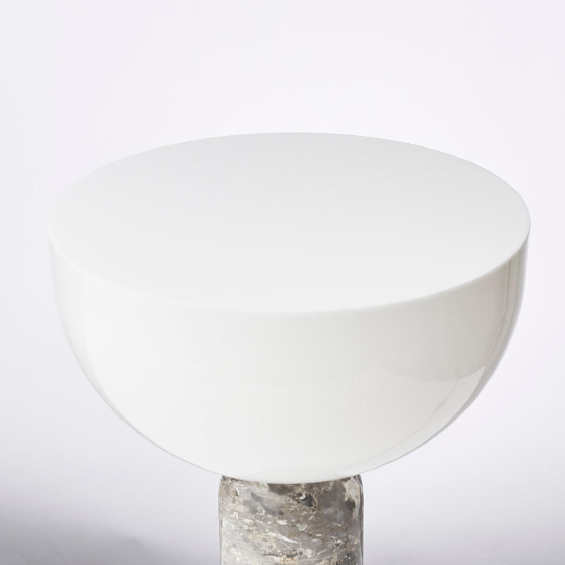 LARS TORNØE. "Kizu Table Lamp Large", för New Works, Samtida, fot i grå ...