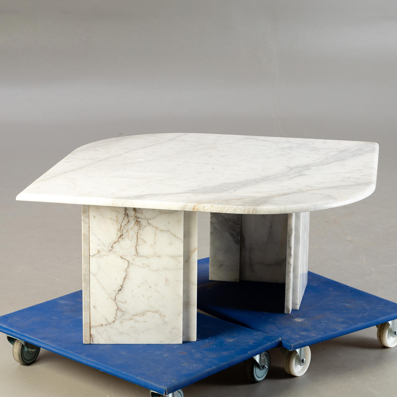 Carara marmor bord. Möbler - Bord - Auctionet