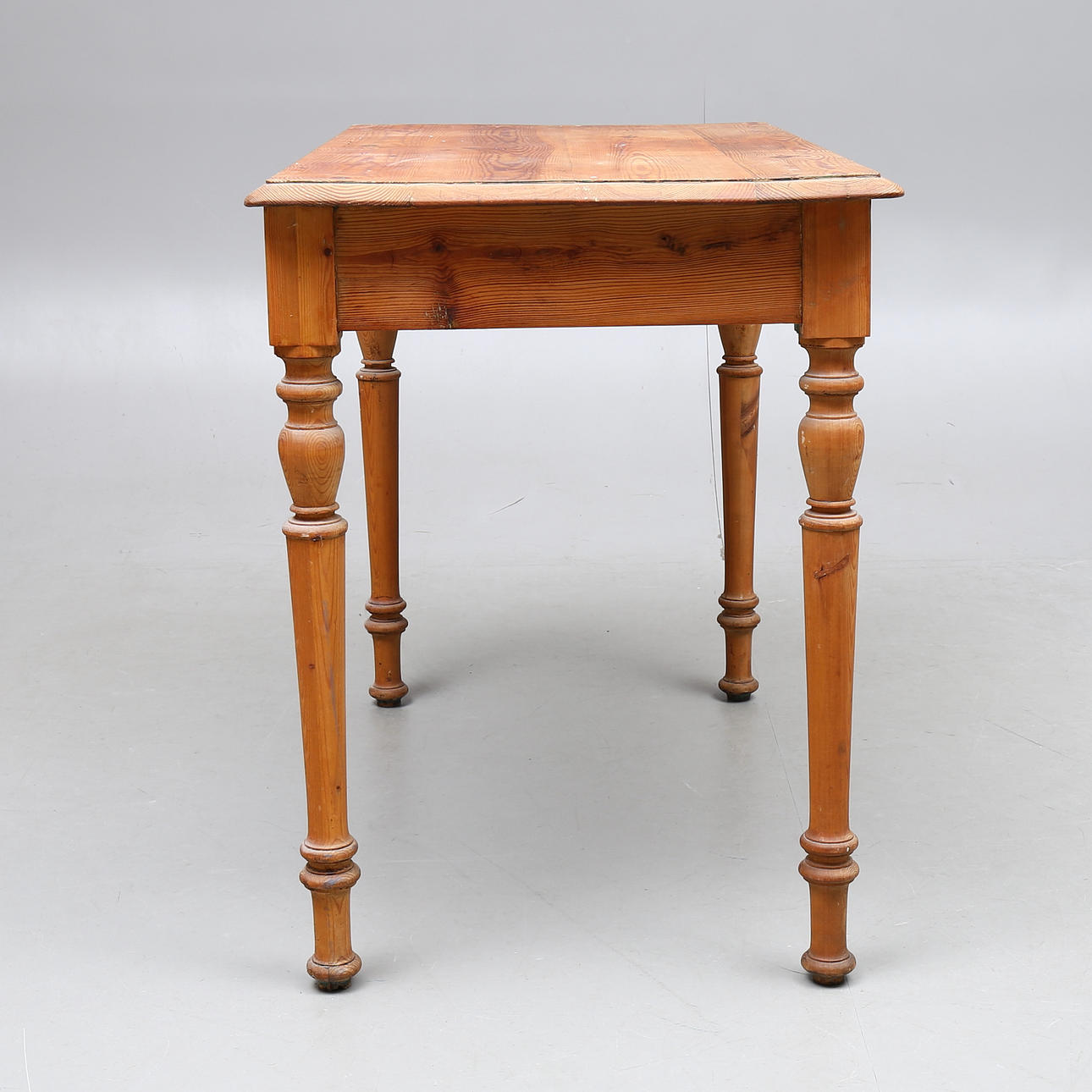 SKRIVBORD, furu, svarvade ben, omkring 1900. Möbler - Bord - Auctionet