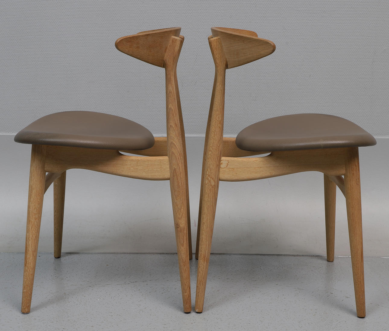 HANS J WEGNER. stolar, ett par, "CH33", såpad ek och ljust läder, Carl ...