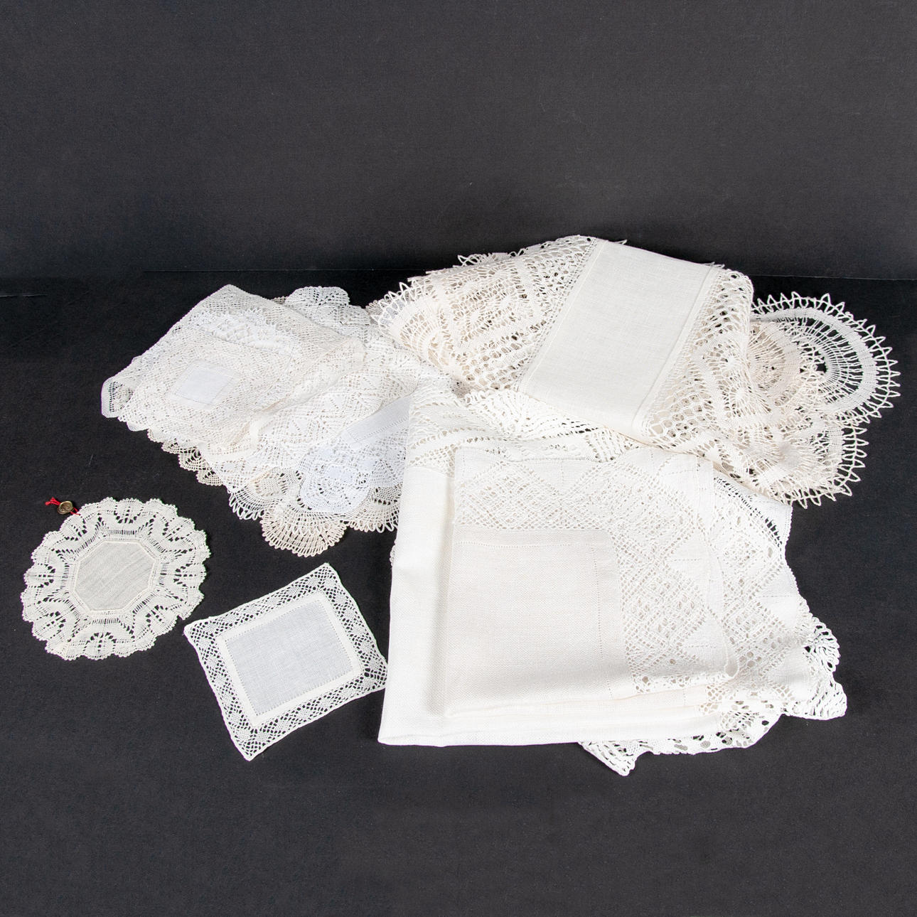 DUKAR. Knypplade, 16 st. Mattor & Textil - Textil - Auctionet