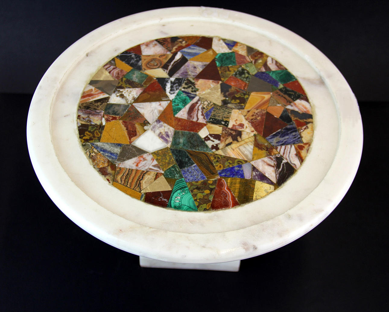PIETRA DURA INLÄGGNINGAR MARMOR TAZZA. Konst - Skulptur - Auctionet