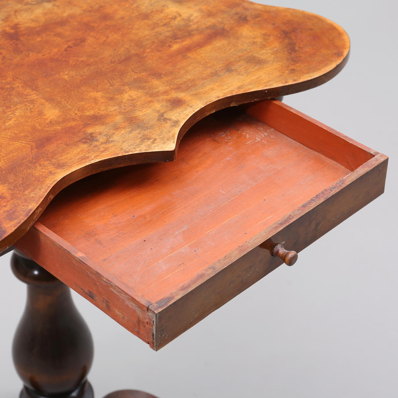 PELARBORD med låda, 1800/1900-tal. Möbler - Bord - Auctionet