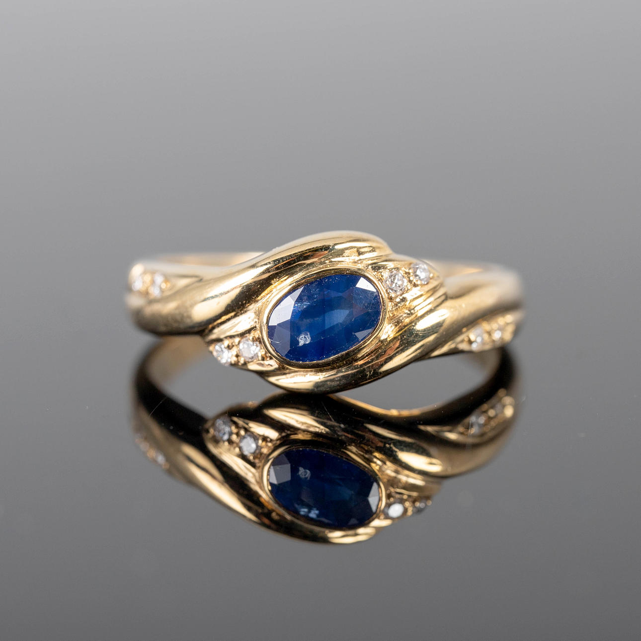 Safir och diamantring. Smycken & Ädelstenar - Ringar - Auctionet