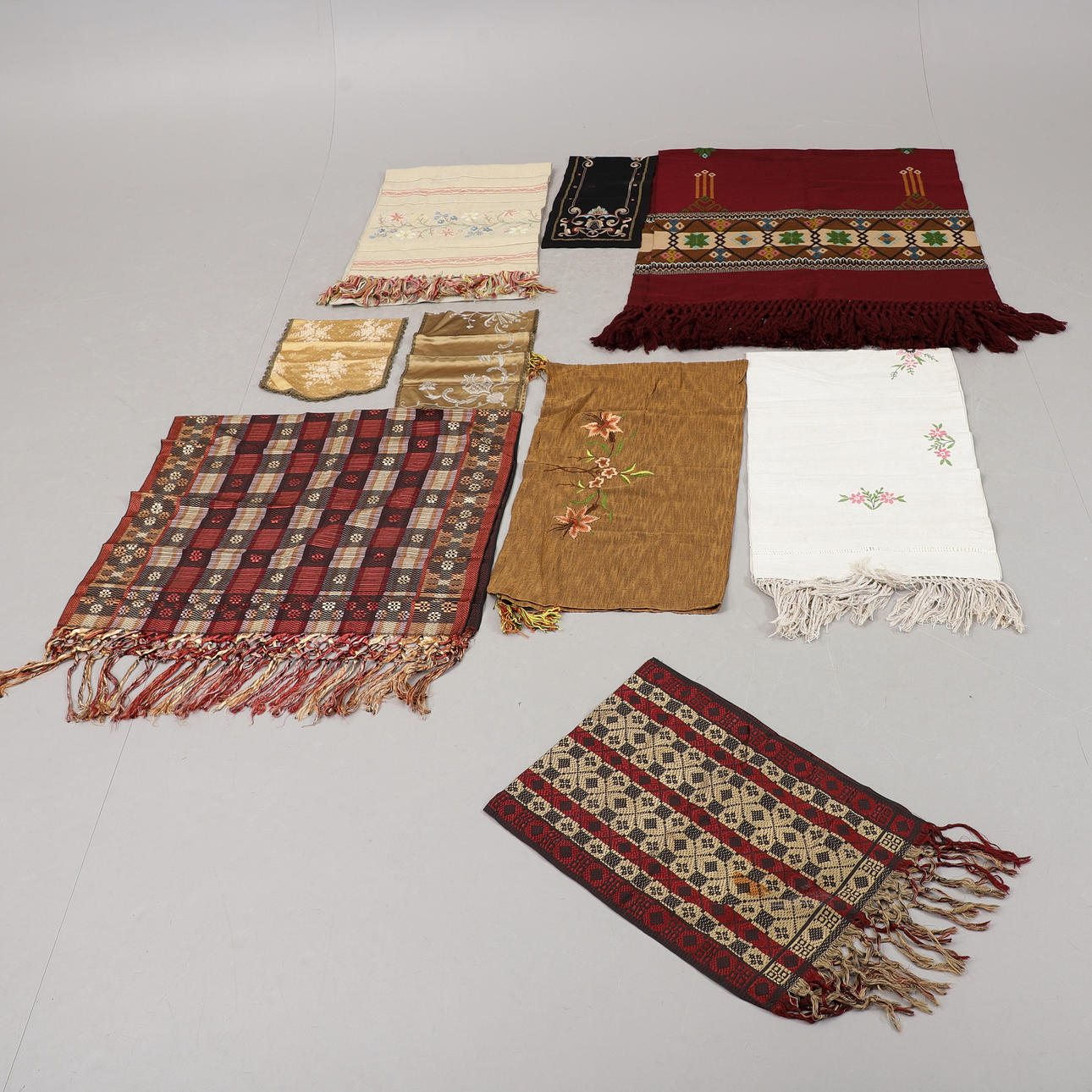 DUKAR, BONADER, 9 st, jugend, tidigt 1900-tal. Mattor & Textil - Textil ...