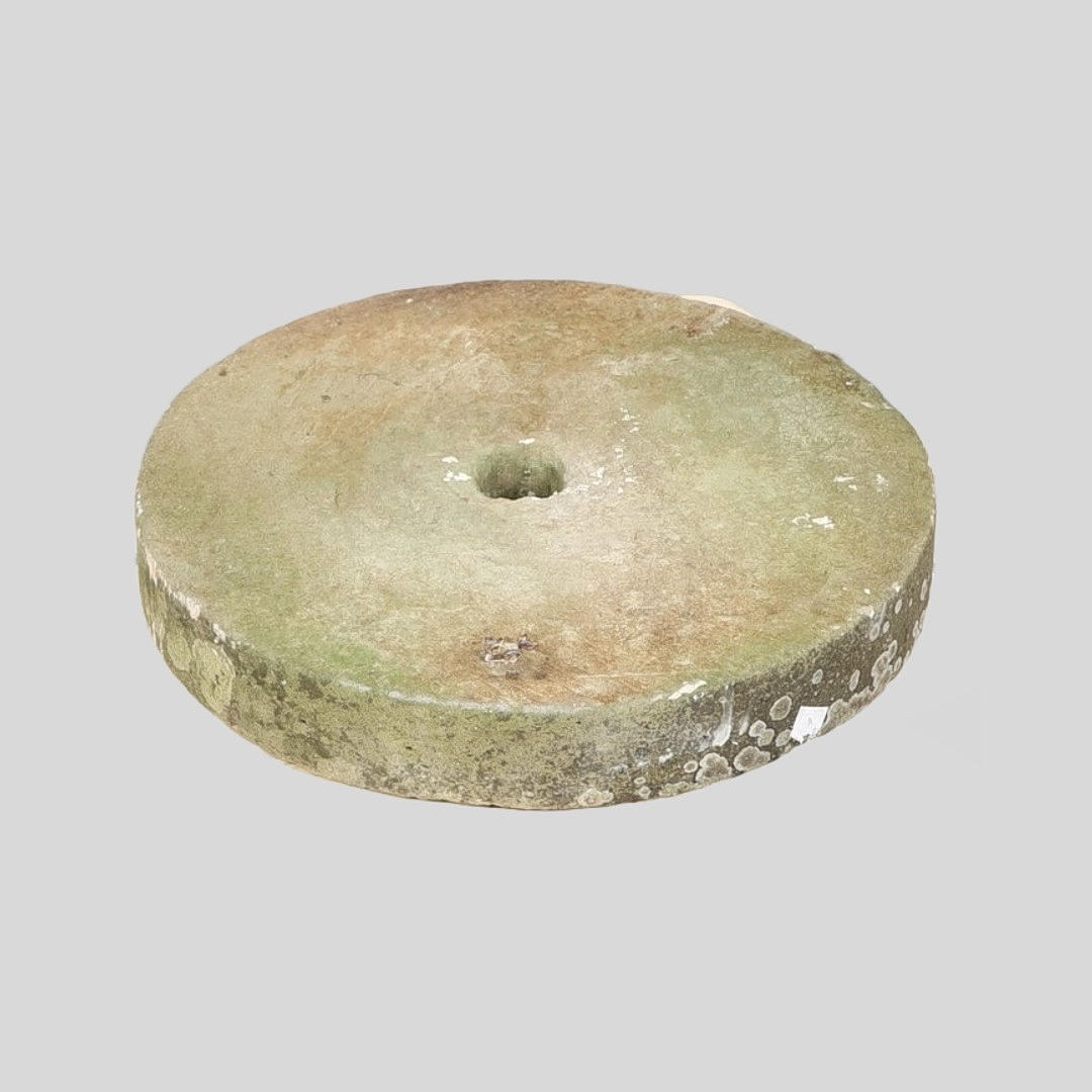 EN STOR KVARN STEN. Trädgård & Byggnadsvård - Trädgårdsmöbler - Auctionet