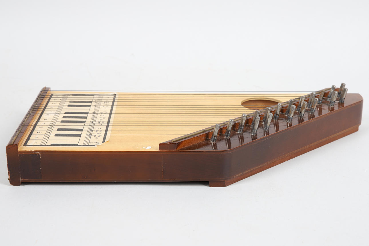 CITTRA, med noter. Samlarföremål - Musikinstrument - Auctionet