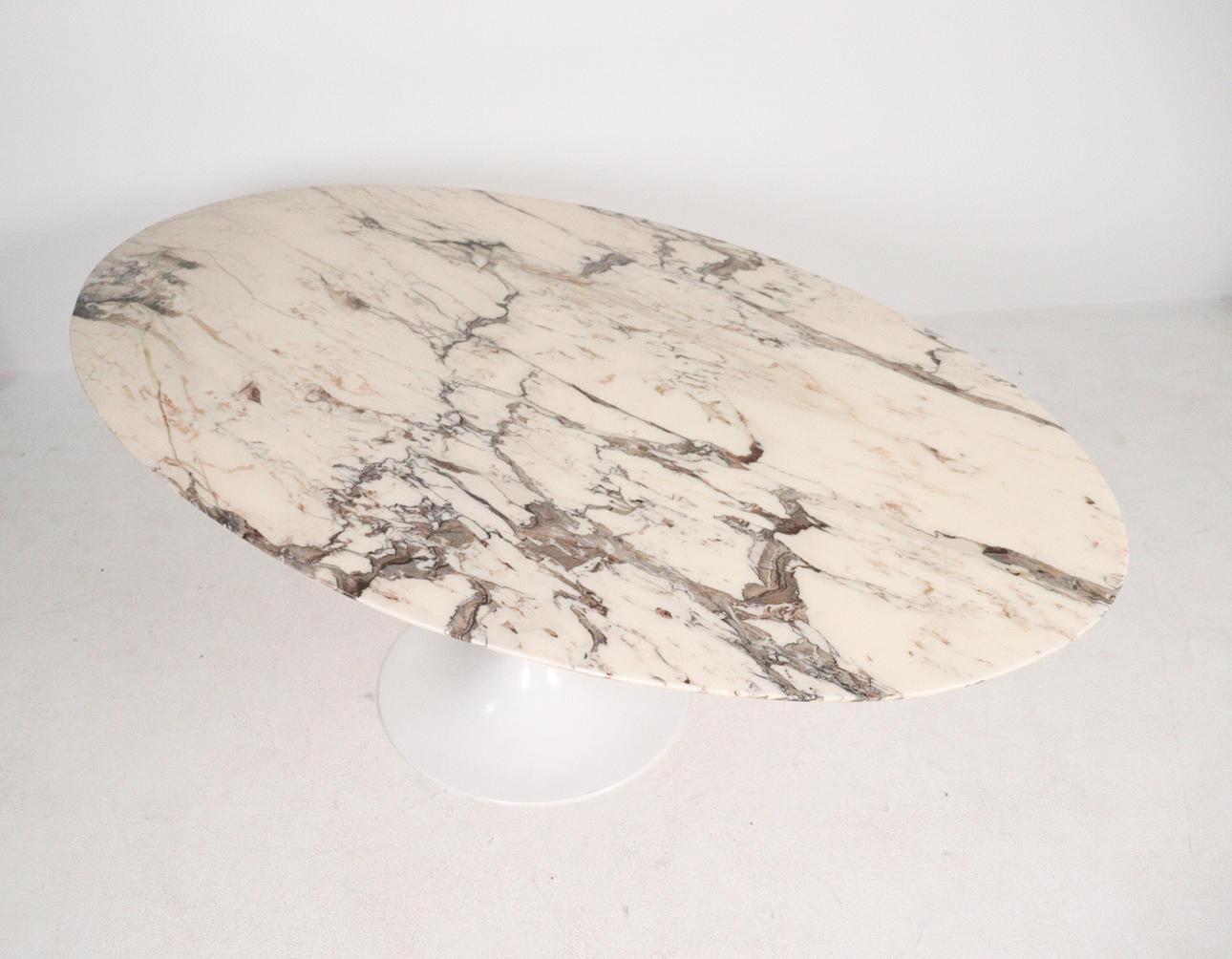 Matbord i marmor med tulpan bas, 1970-tal. Möbler - Bord - Auctionet