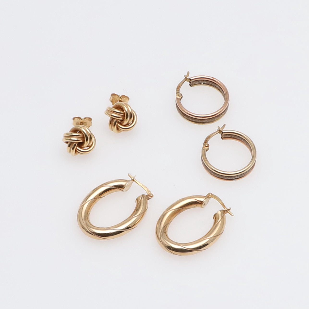 TRE PAR 9CT GULDÖRHÄNGEN. Smycken & Ädelstenar - Örhängen - Auctionet