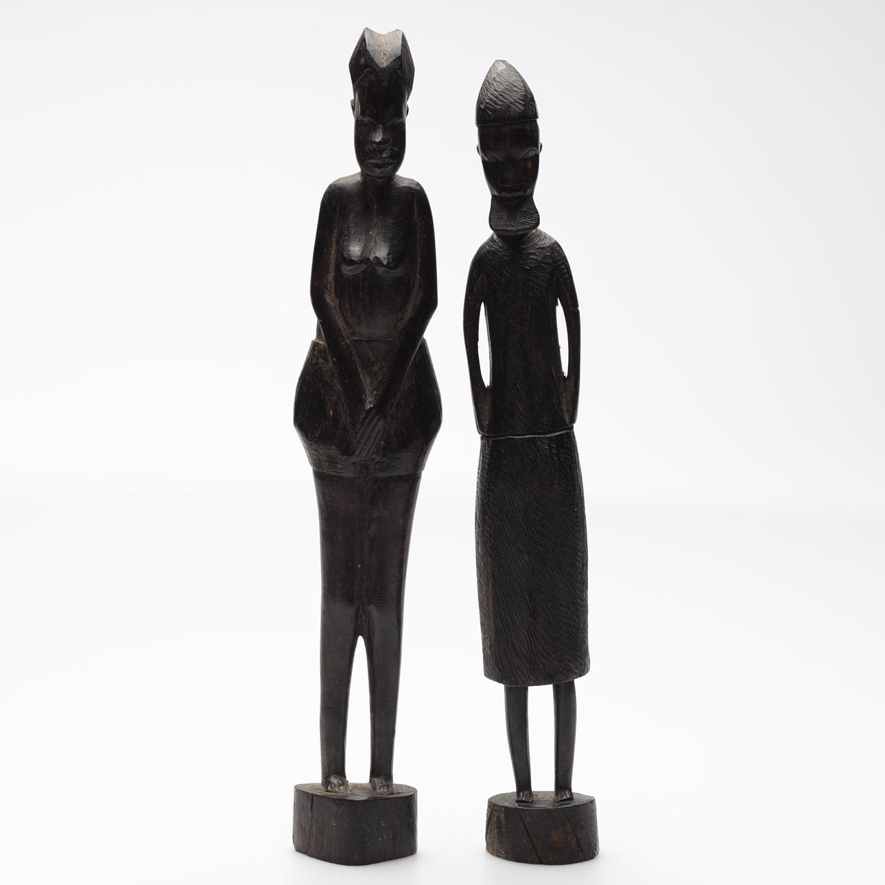 FIGURINER, 2 st, skuret trä, Kenya, 1900-tal. Konst - Skulptur - Auctionet