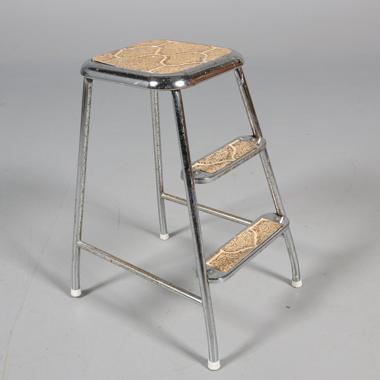 STEGPALL, AWAB. Möbler - Fåtöljer & Stolar - Auctionet