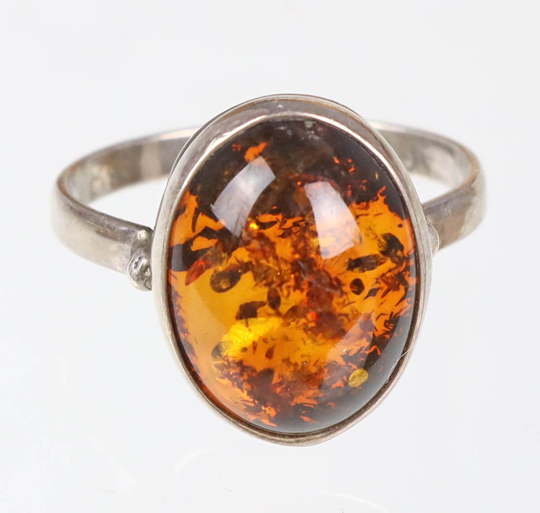 835 SILVER BÄRNSTEN RING. Smycken & Ädelstenar - Ringar - Auctionet