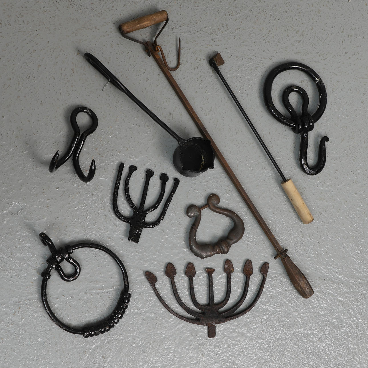 REDSKAP, 9 st. smide/metall, krokar, ålljuster, 1800/1900-tal. Allmoge ...