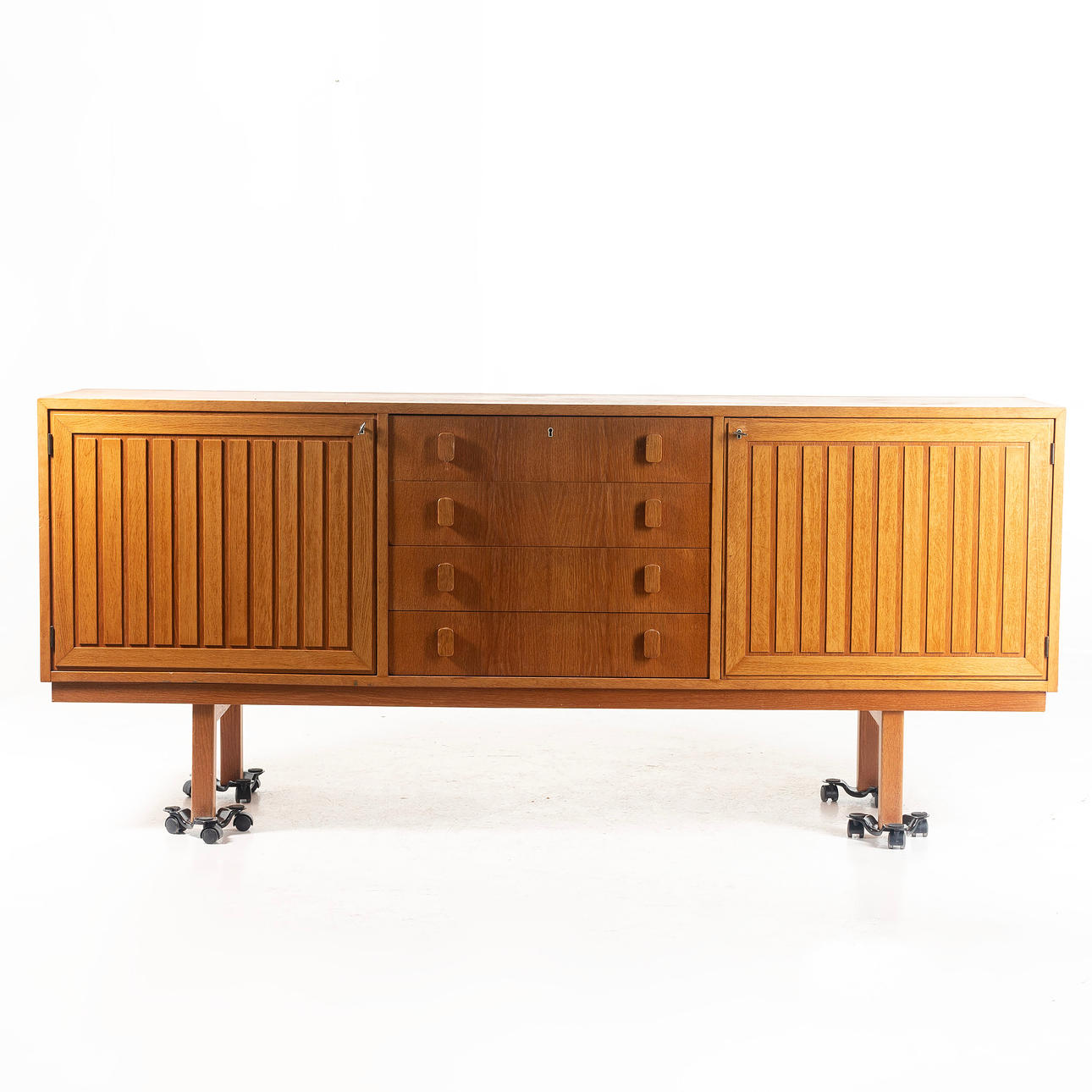 SIDEBOARD, ek, 1960-tal. Möbler - Byråar - Auctionet