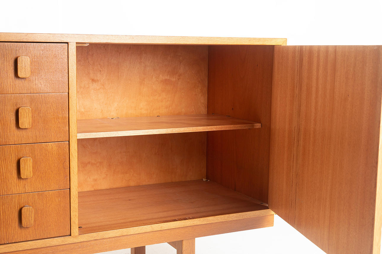 SIDEBOARD, ek, 1960-tal. Möbler - Byråar - Auctionet