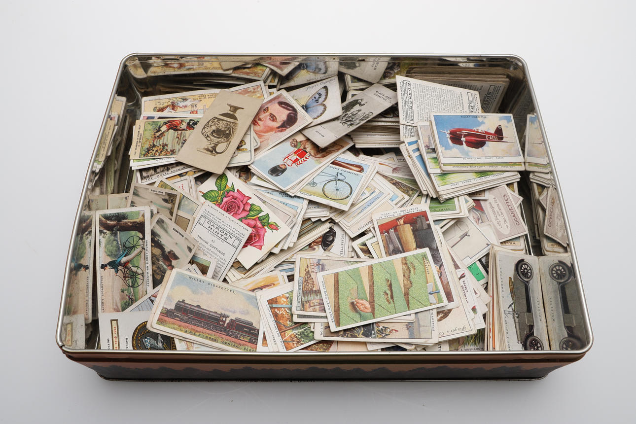 LARGE QTY OF CIGARETTE CARDS. Miscellaneous - Miscellaneous - Auctionet