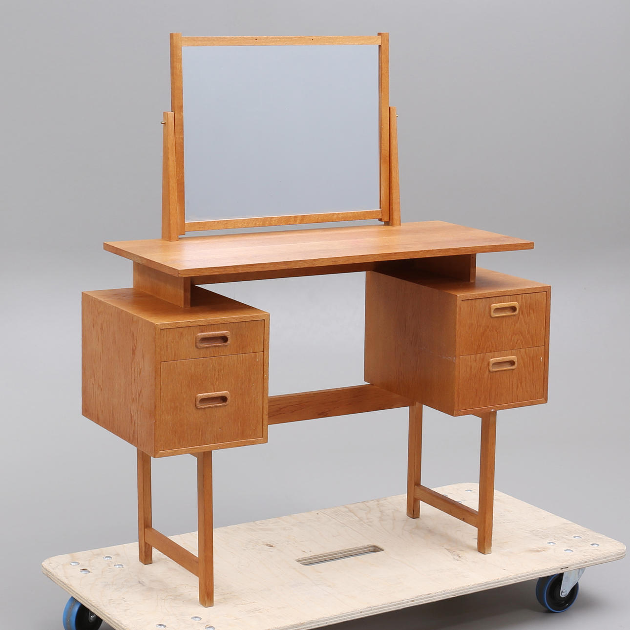 SMINKBORD, teak, AB Glas & Trä, Hovmantorp, 1961. Möbler - Bord - Auctionet