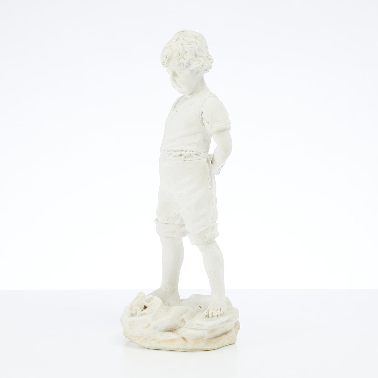 SKULPTUR, gips, pojke med groda. Konst - Skulptur - Auctionet