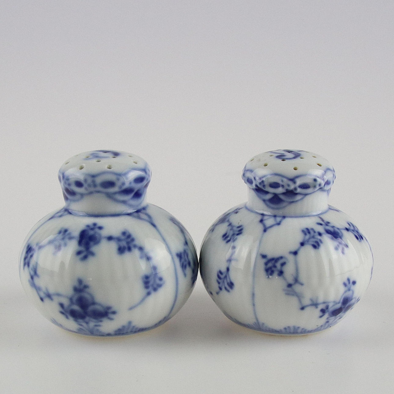 SALT- OCH PEPPARKAR, porslin, "Musselmalet", Royal Copenhagen, Danmark ...
