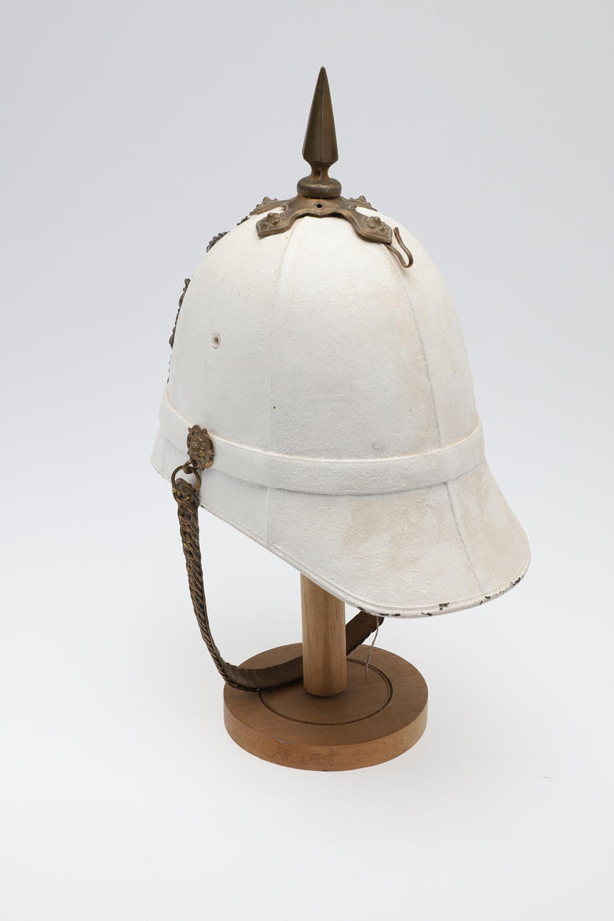 A WHITE FOREIGN SERVICE HELMET WITH SOUTH WALES BORDERERS HELMET PLATE ...