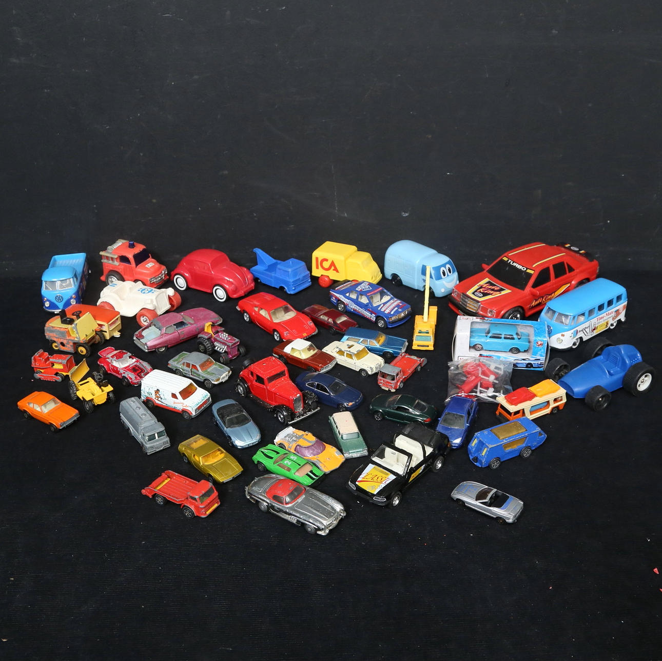 LEKSAKSBILAR, metall och plast, 1900-tal. Leksaker - Leksaker - Auctionet