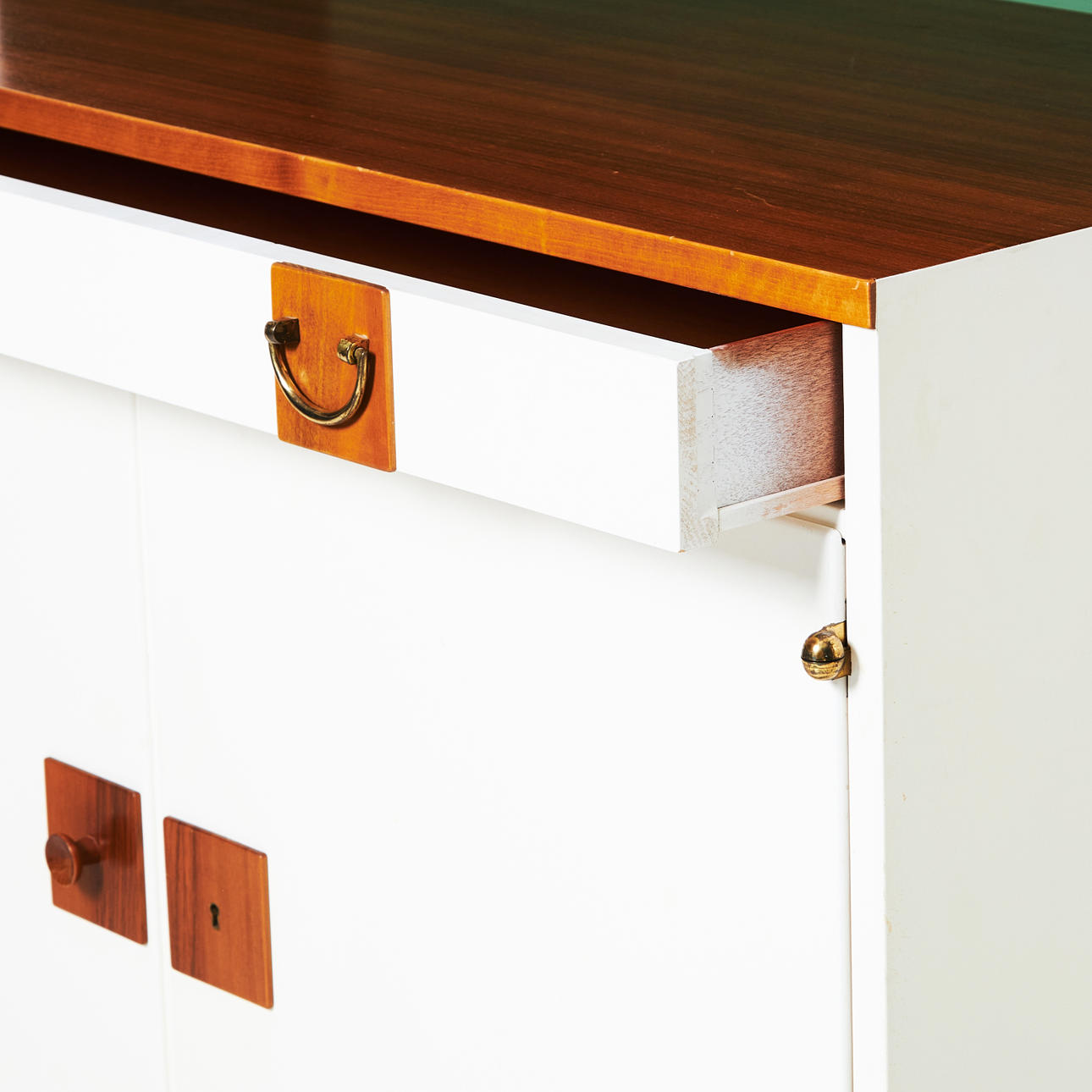 JOSEF FRANK, Reol, Model 2225, Svensk tin, Hvidlakeret med grønmalet ...