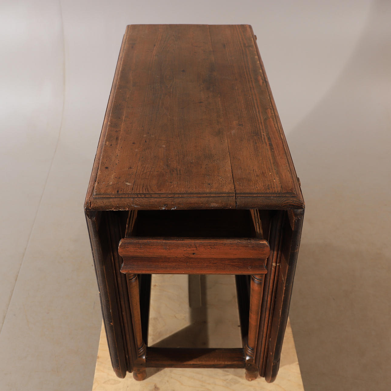 SLAGBORD med låda, 1800-tal. Möbler - Bord - Auctionet