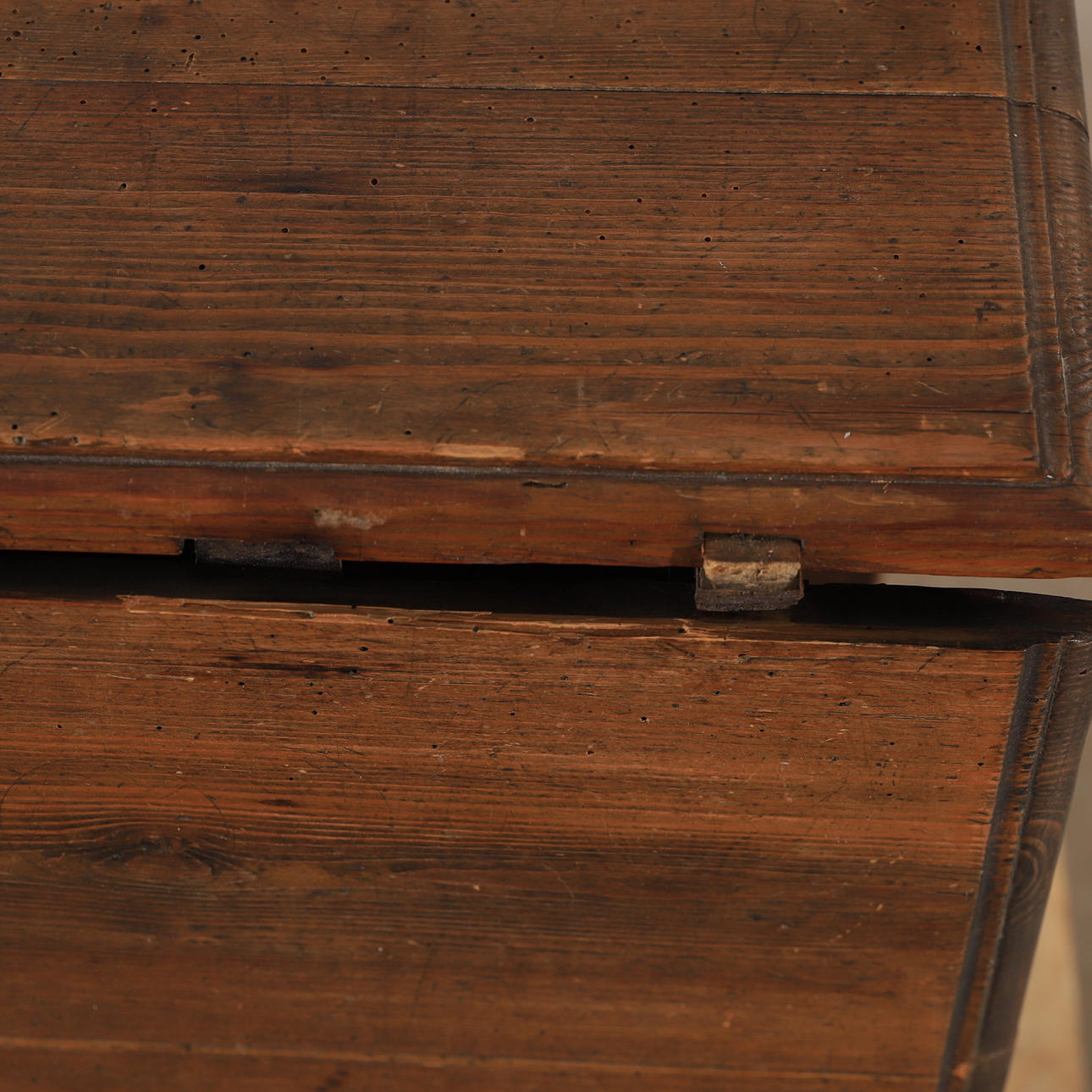 SLAGBORD med låda, 1800-tal. Möbler - Bord - Auctionet