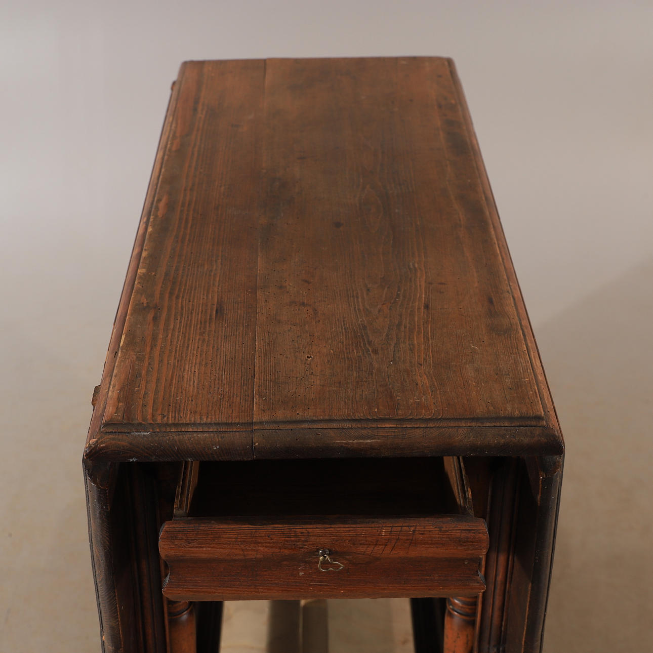 SLAGBORD med låda, 1800-tal. Möbler - Bord - Auctionet