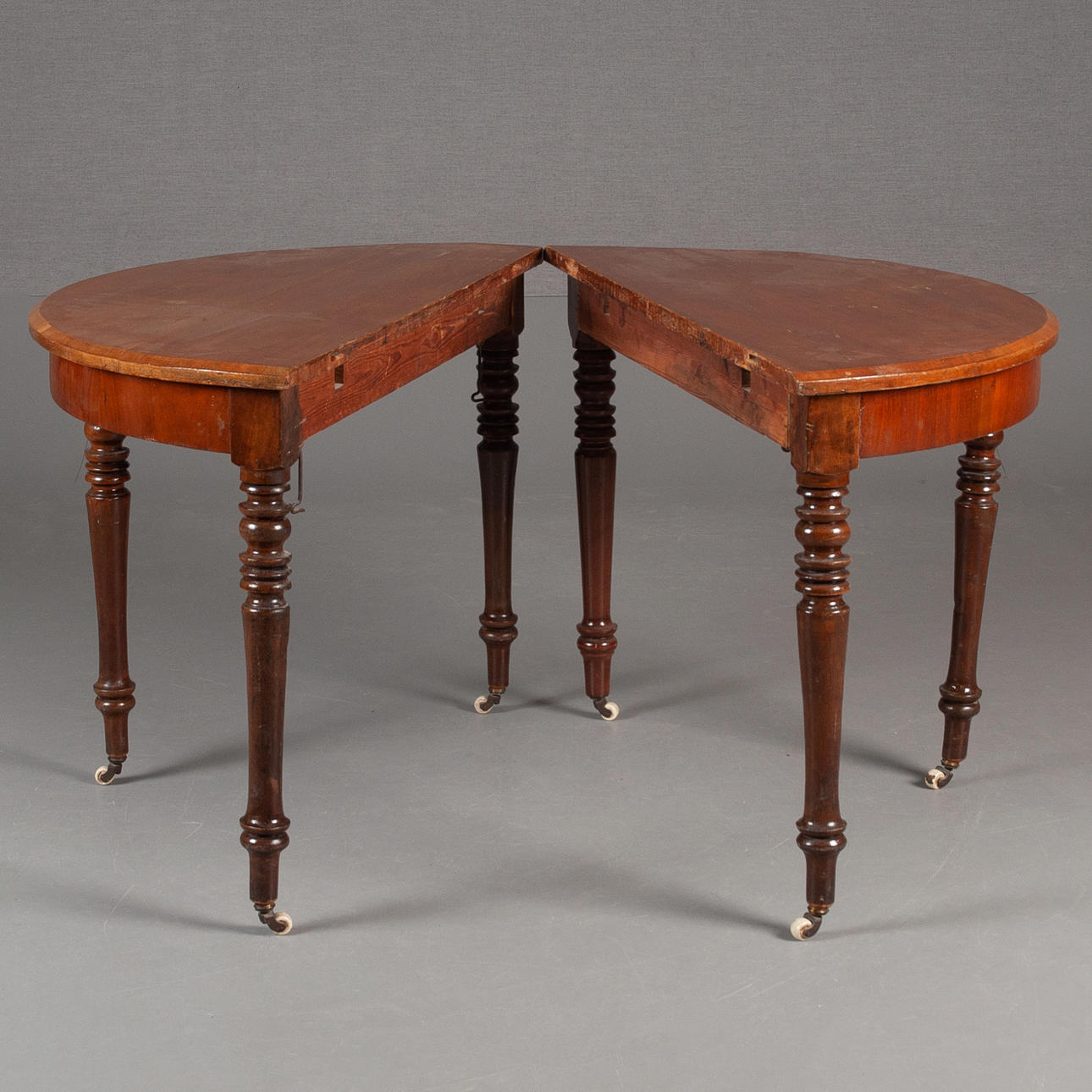 MÅNBORD, 2 st, 1800-tal- mahogny, svarvade ben, hjultrissor av mässing ...