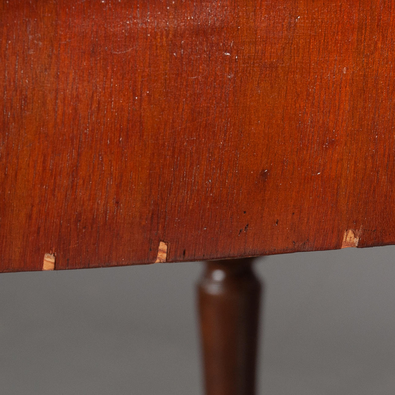 MÅNBORD, 2 st, 1800-tal- mahogny, svarvade ben, hjultrissor av mässing ...