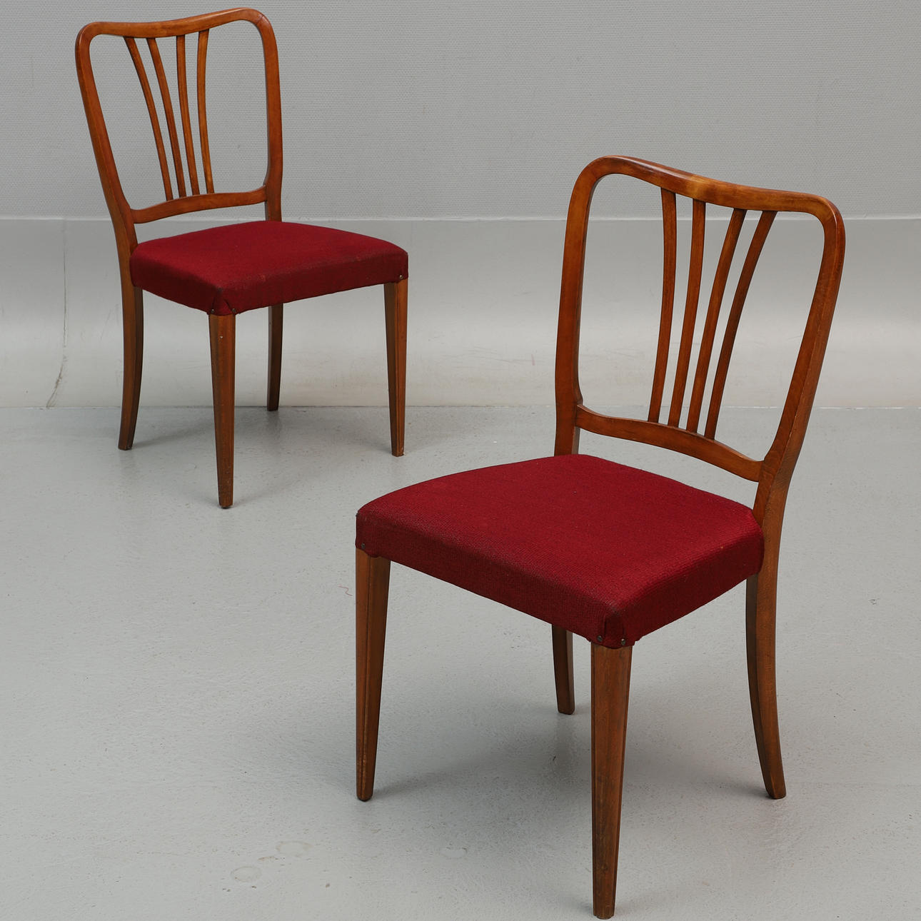 STOLAR, ett par, trä, 1940/50-tal. Möbler - Fåtöljer & Stolar - Auctionet