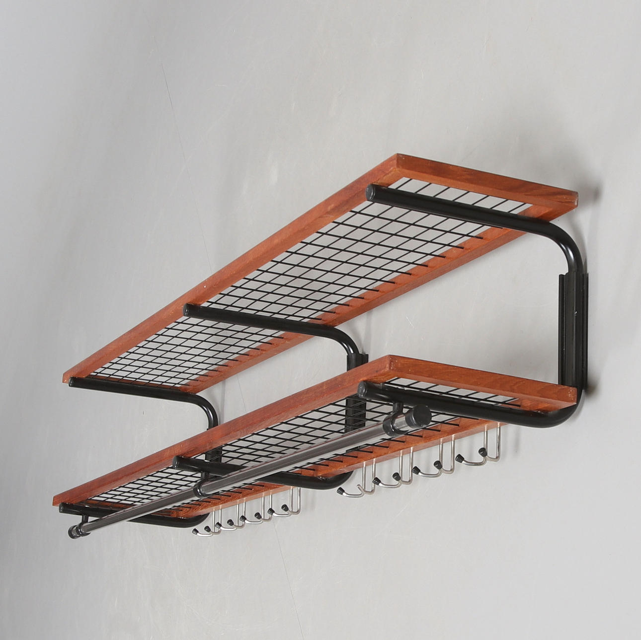 HATTHYLLA, teak, metall, 1960/70-tal. Möbler - Skåp & Hyllor - Auctionet