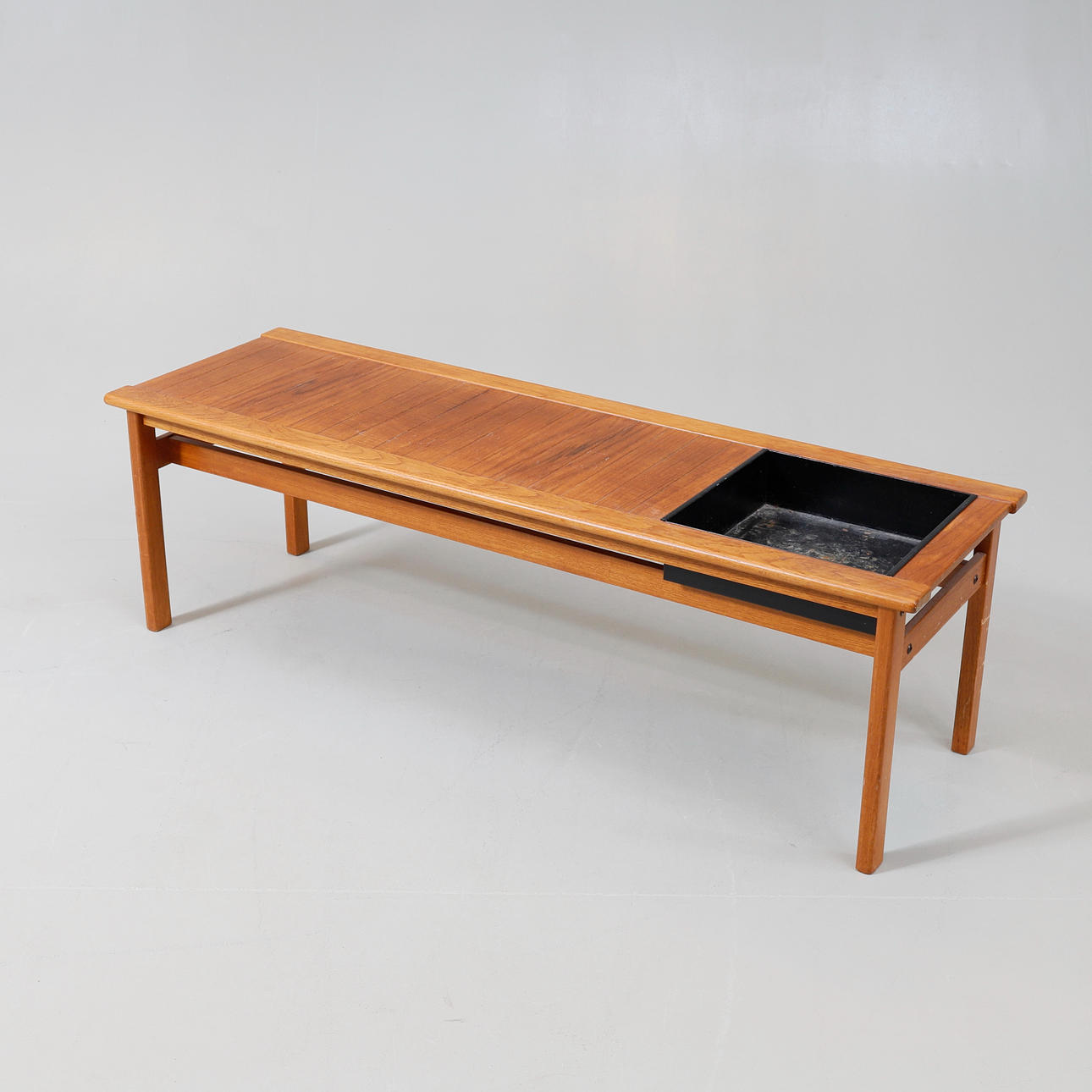 BLOMBORD, massiv teak, 1900-talets mitt. Möbler - Bord - Auctionet